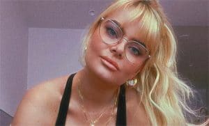 Keikoille kaipaava Erika Vikman poseeraa haarat levällään lattialla - Katso kuuma kuva