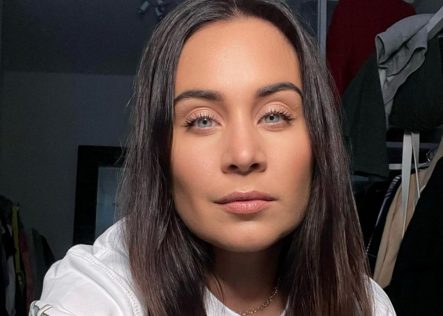 Poppari Anna Abreun ihonmyötäinen Ruisrock-festariasu loksauttaa leuat ...