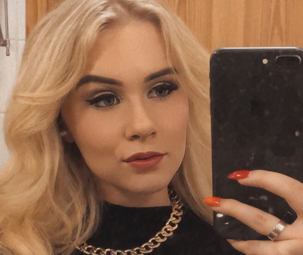 Oho! Helmi Loukasmäki helli mirriään jouluna - Kuva!