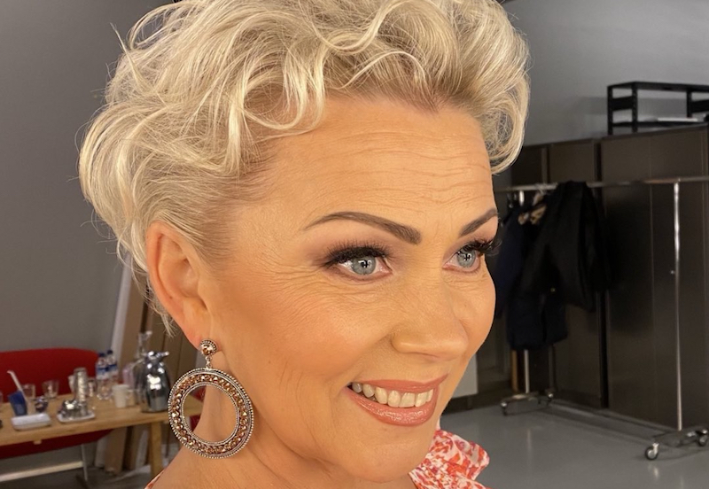 TTK-tuomari Helena Ahti-Hallberg poseeraa rantakivellä ...