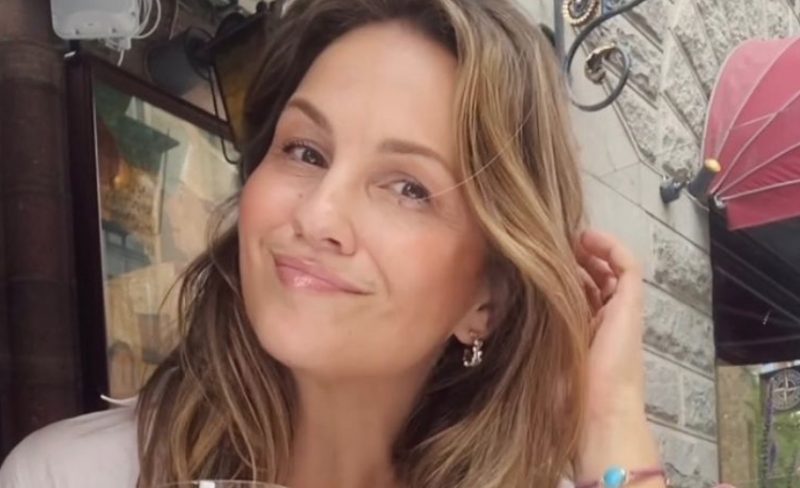 Floridassa lomaileva Janina Fry, 50, poseeraa bikineissä - "Näytät 17 ...