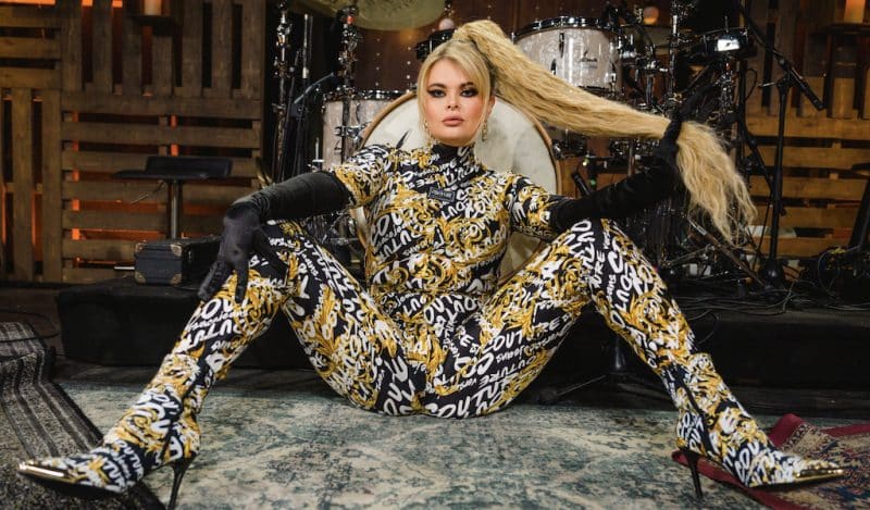 Wow! Erika Vikman poseerasi italialaislehdessä tiukassa mustassa ...