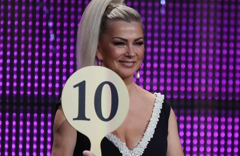 Nyt on täys kymppi! Helena Ahti-hallberg poseeraa uhkeana kultaisissa ...