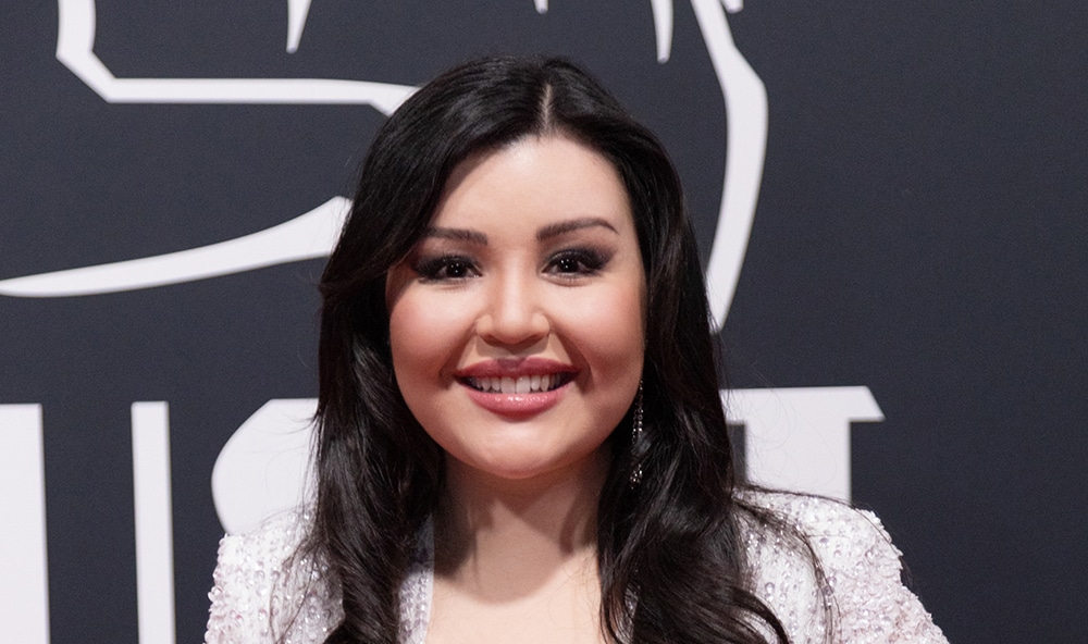 Diandra Flores säteilee upeana ja kertoo iloisia uutisia faneilleen!