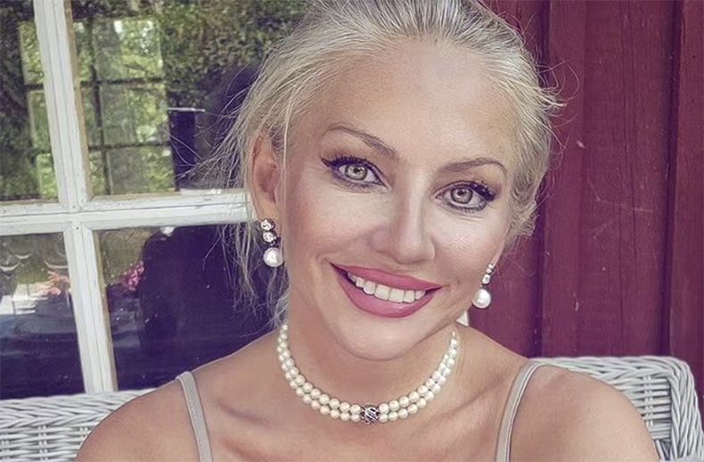 Taidetohtori Pauliina Laitinen, 52, poseeraa häviävän pienessä topissa ...