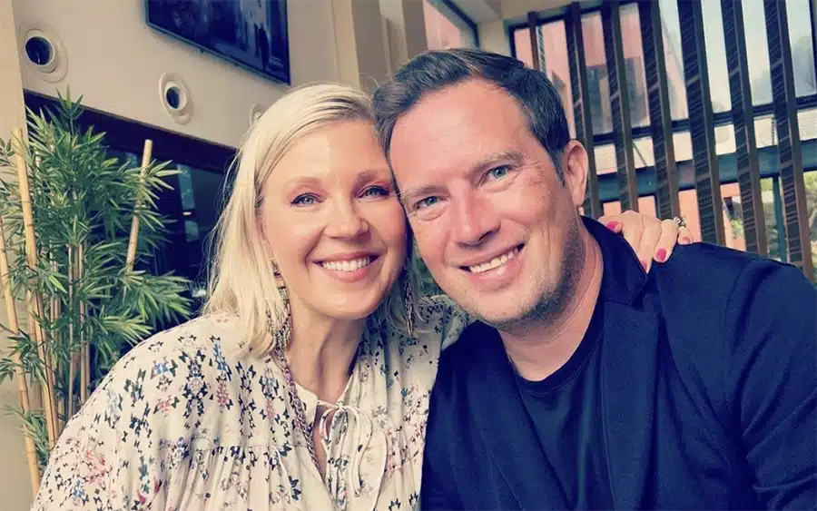 Vappu Pimiä tuhmalla päällä: houkutteli miestään peiton alle: "Sujahda aukkoon"