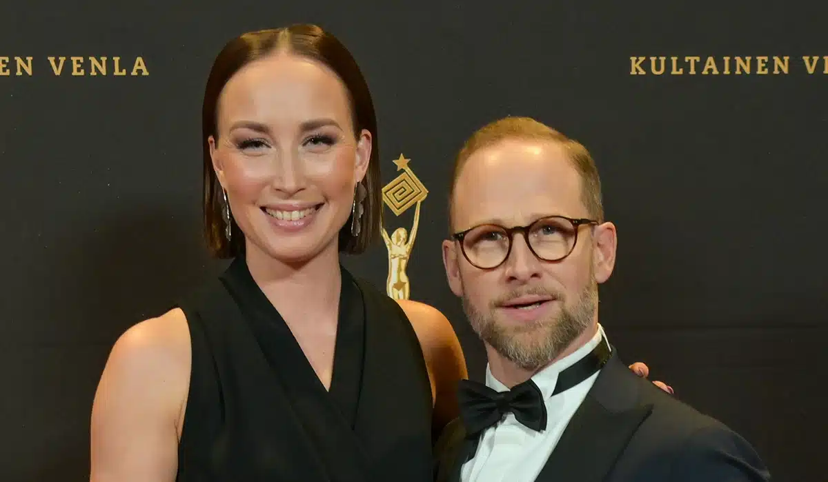 Niina ja Lorenz Backman intiimissä yhteiskuvassa saunan raikkaina