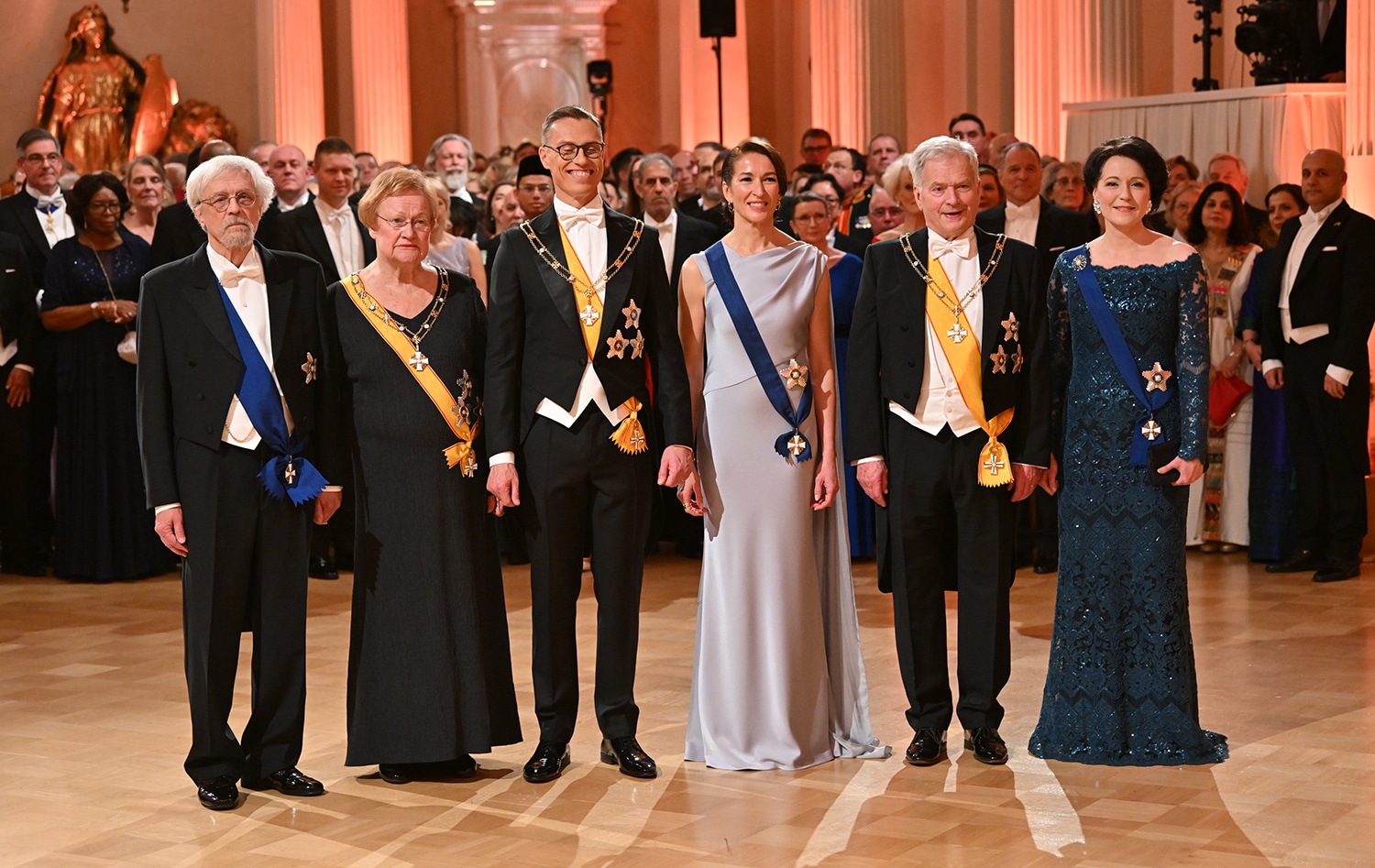 Tässä oli Linnan juhlien näyttävimmät puvut - Katso kuvat!